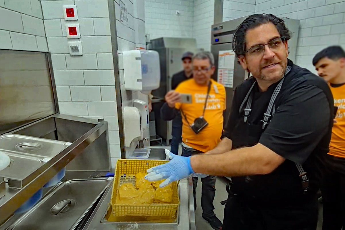 Jak vzniká vlajková loď fastfoodu Popeyes? Hlavní šéfkuchař nám ukázal ...